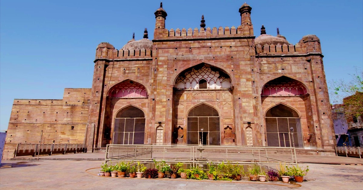 Alamgir Mosque Varanasi – Mughal Grandeur Overlooking the Ganges | VBK